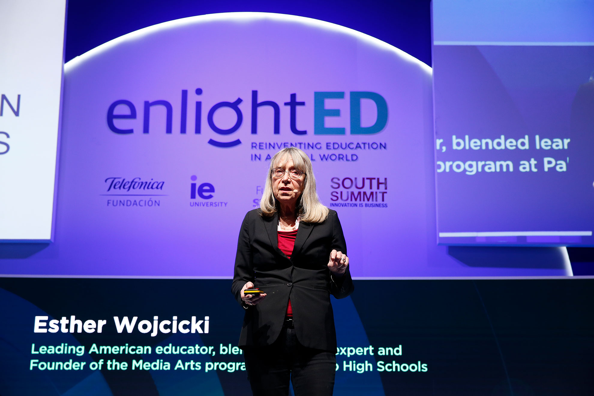 Esther Wojcicki: Cómo educar a personas con éxito - EnlightED